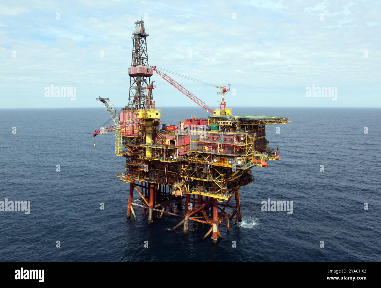 Oil rig in the north sea Stock Photo - Alamy