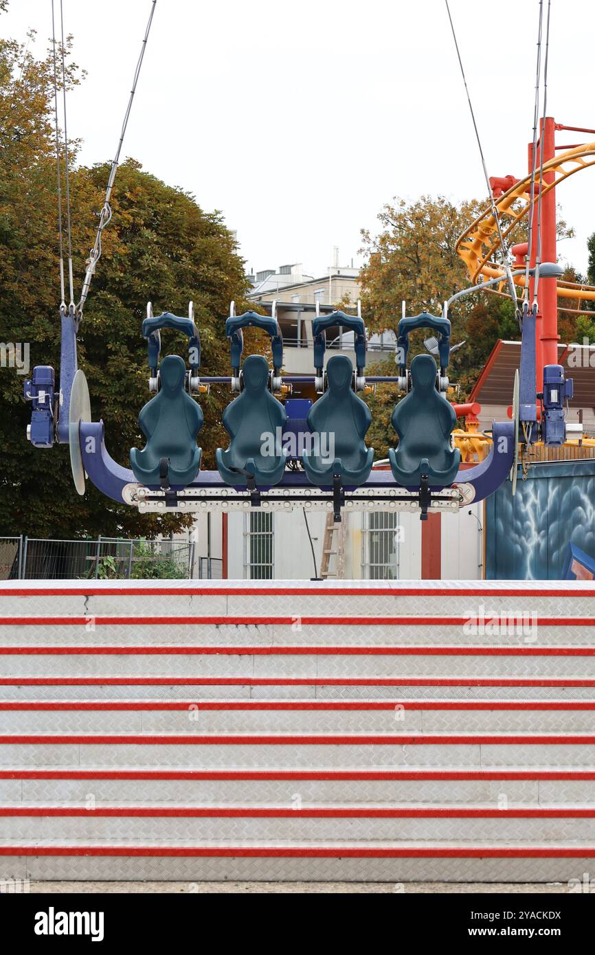 Karussell. carousel. rote Stufen. rote Treppe. red steps. red stairs ...