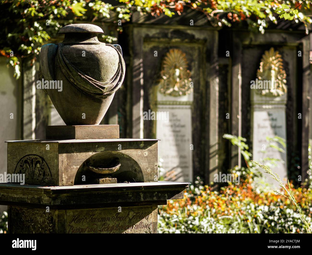 Grabstein friedhof friedhof kreuz hi-res stock photography and images ...