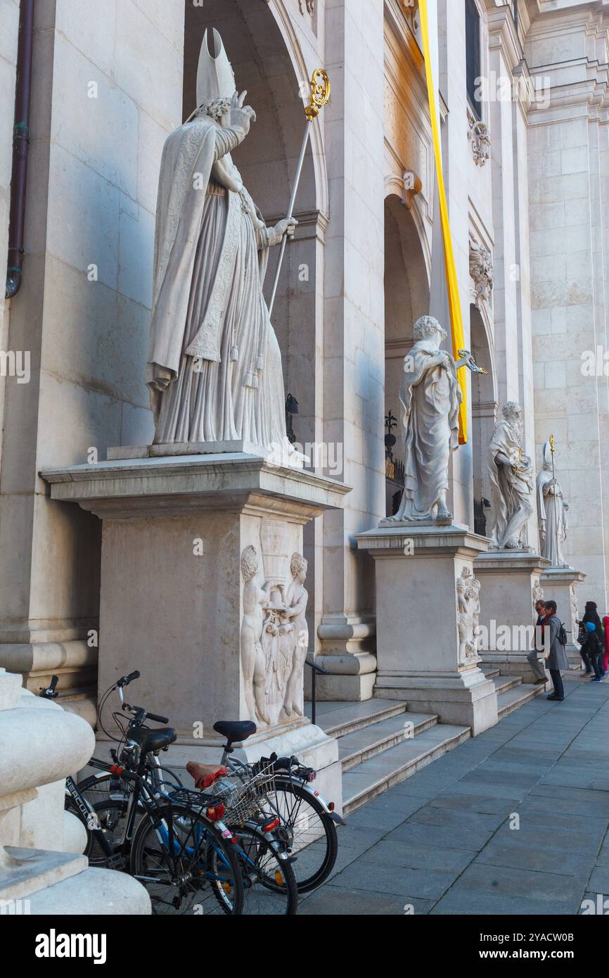 The Bishop statue at the front of the Cathedral in Domplatz, Altstadt ...