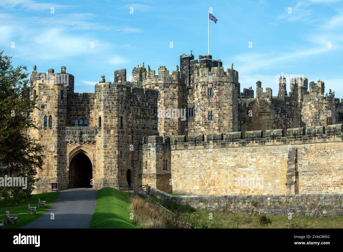 Lion Arch entrance to Alnwick Castle Stock Photo - Alamy