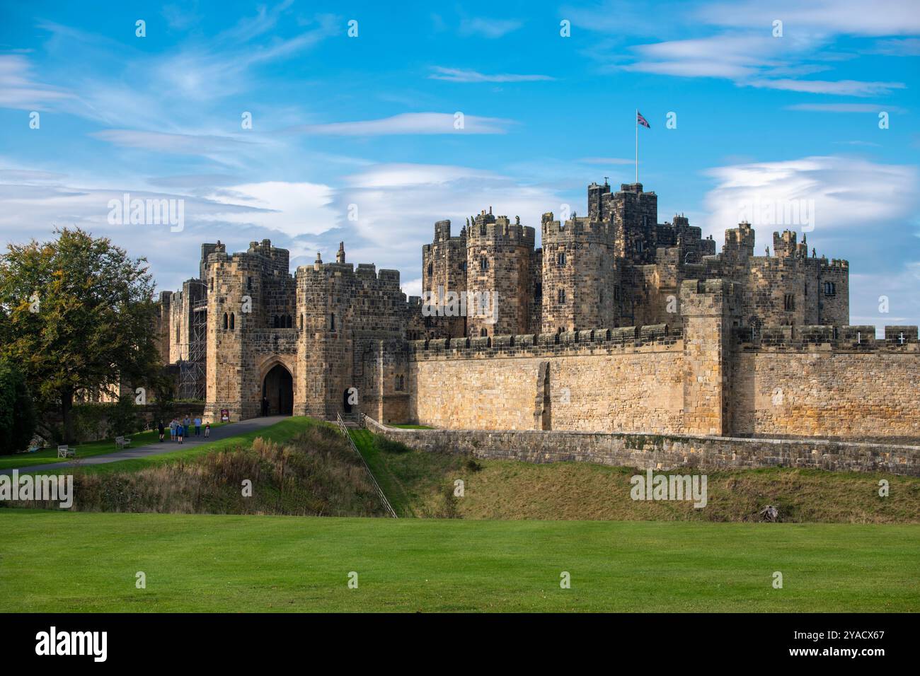 Lion Arch entrance to Alnwick Castle Stock Photo - Alamy