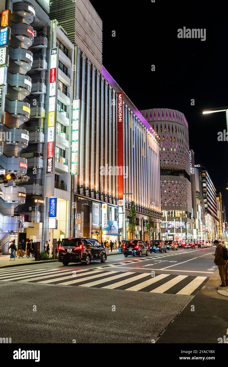 Pedestrian crossing, row of taxicabs on street outside the Mitsukoshi ...