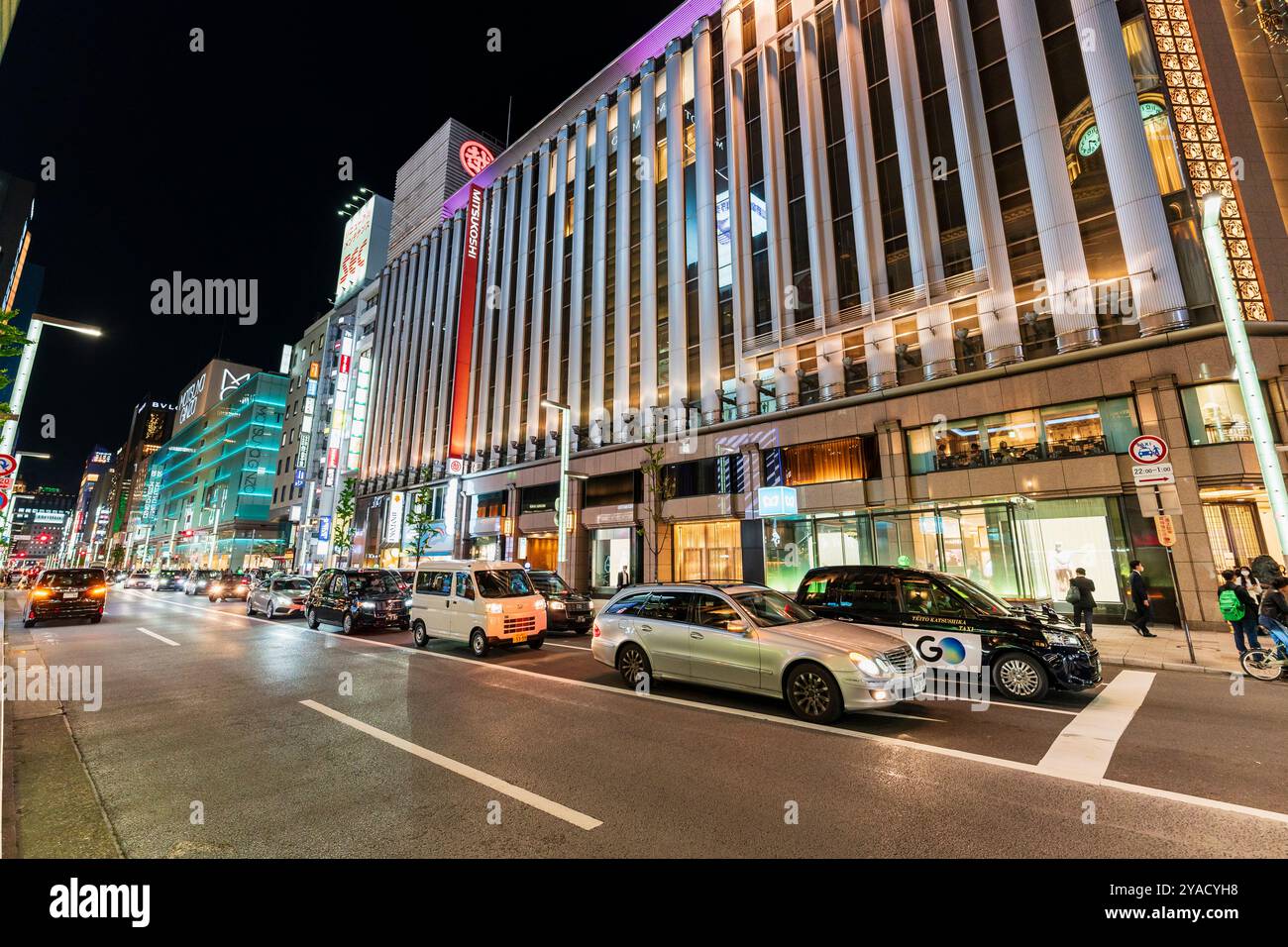 Traffic waiting in front of the landmark famous Mitsukoshi department store on the Ginza at ...