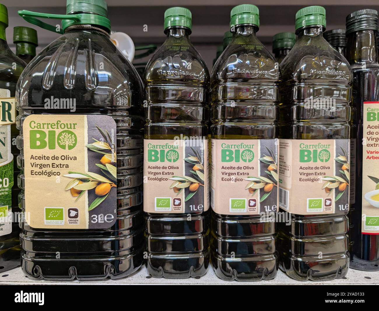 Olive oil in carrefour hi-res stock photography and images - Alamy