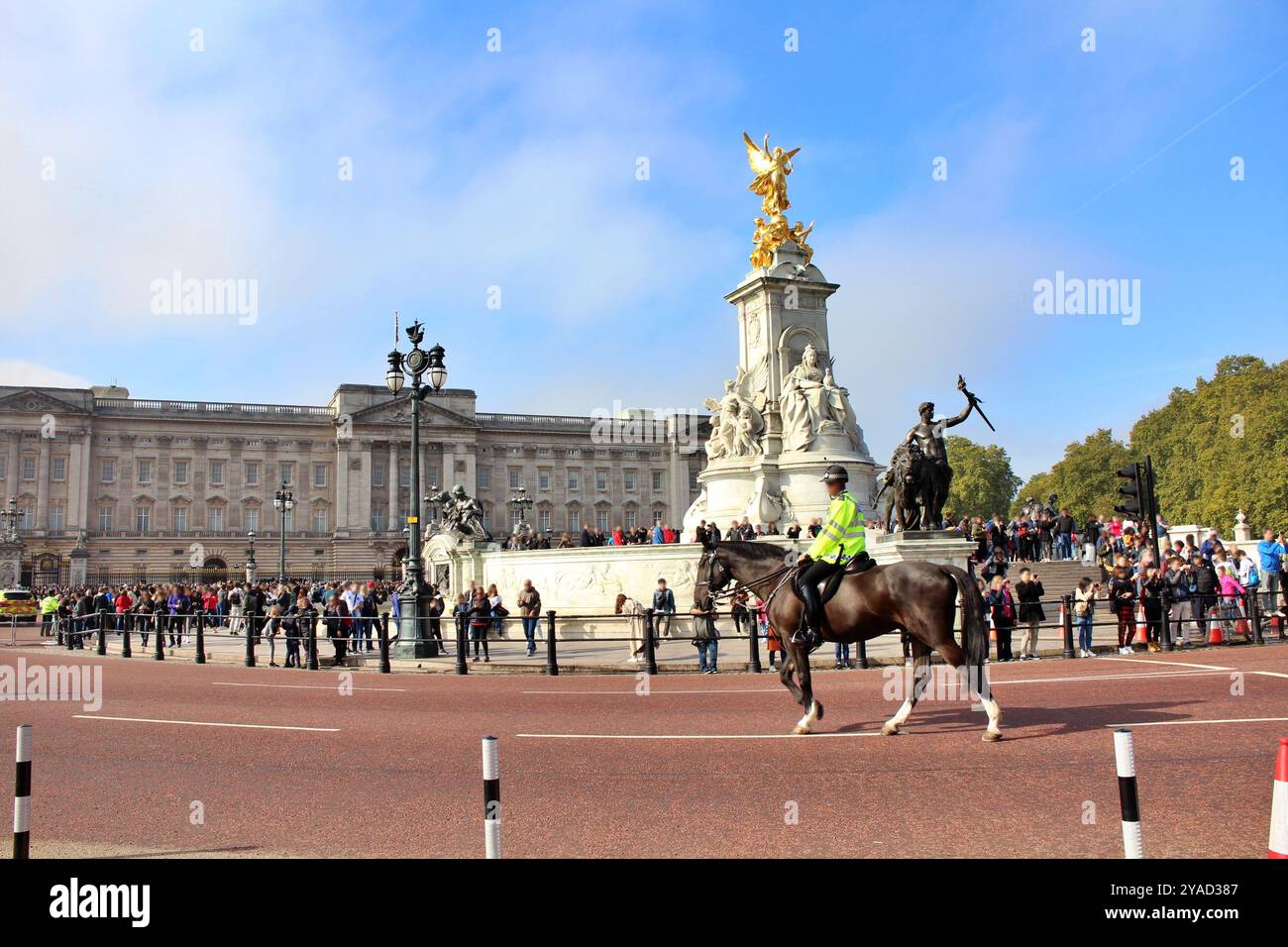 Kings guard london hi-res stock photography and images - Alamy