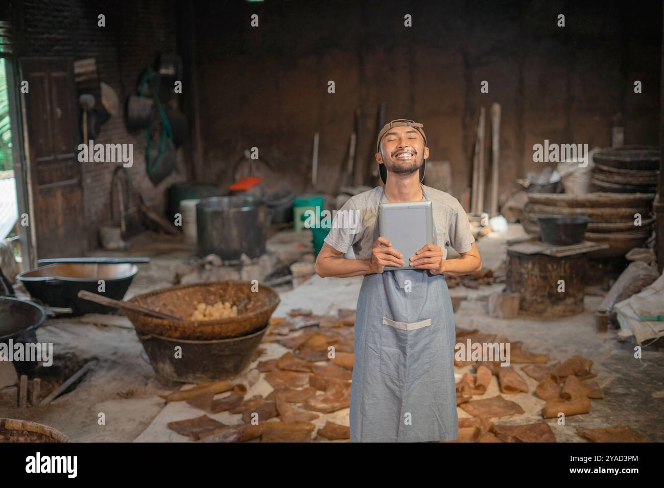 Worker works textile workshop hi-res stock photography and images - Alamy