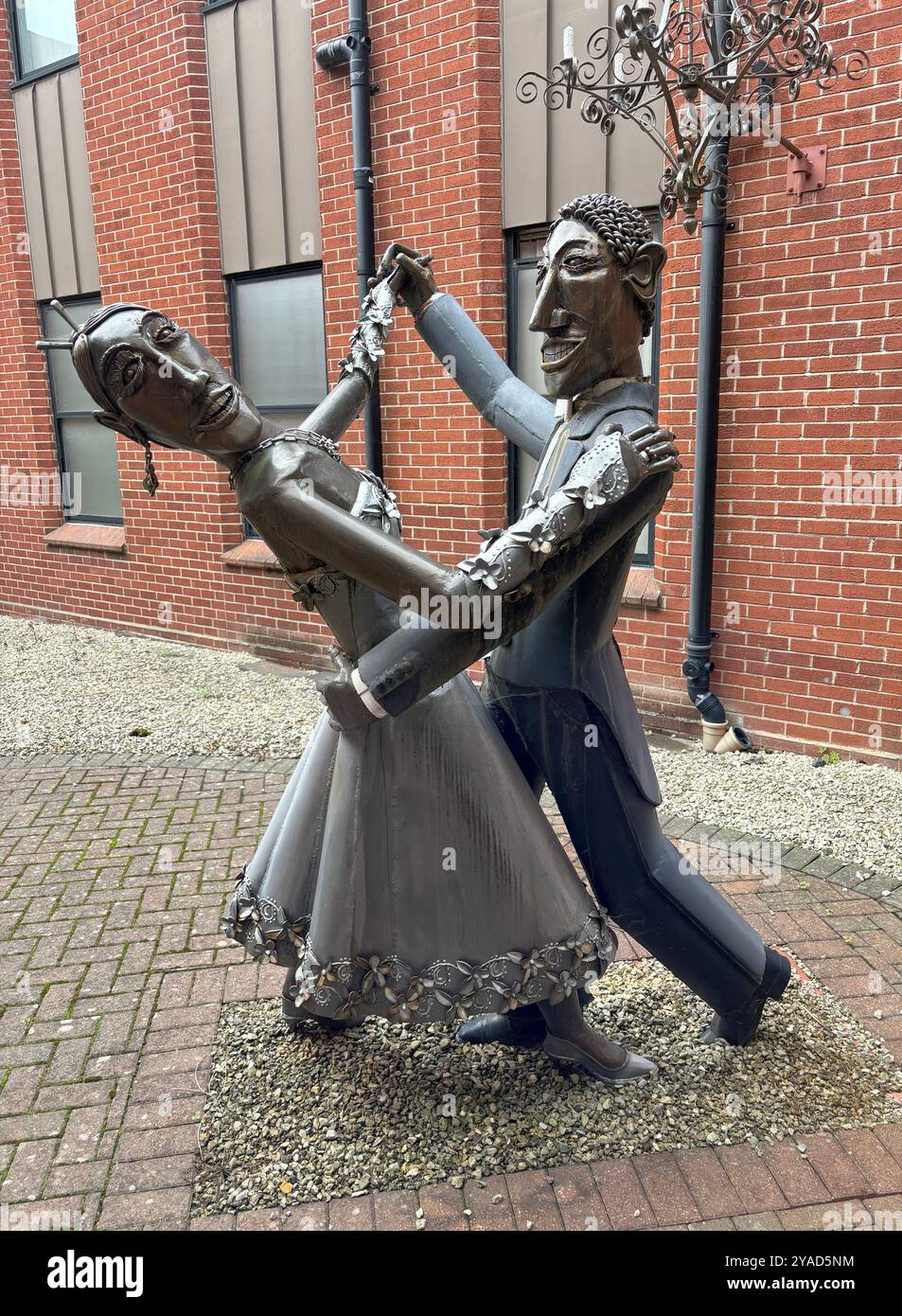 'Dancers' by Paul Richardson 2004, Metal sculpture dancing couple at ...