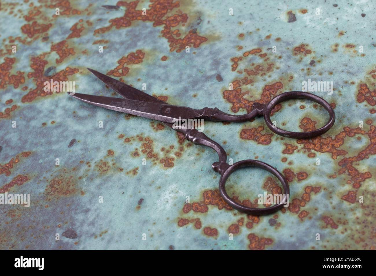 Vintage scissors on rusty metal background Stock Photo - Alamy