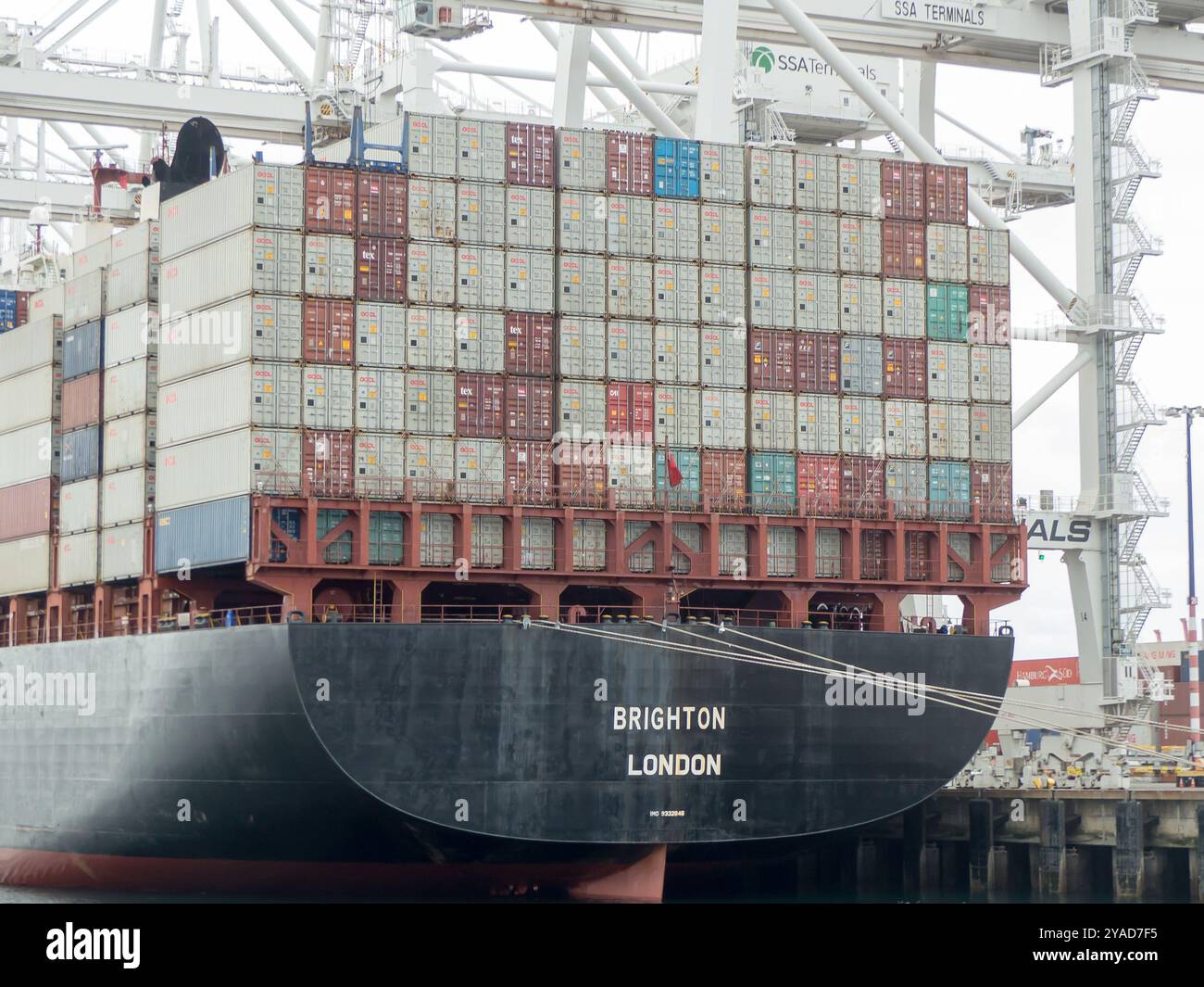 Seattle Harbour with the container ship 'Brighton' being loaded Stock ...