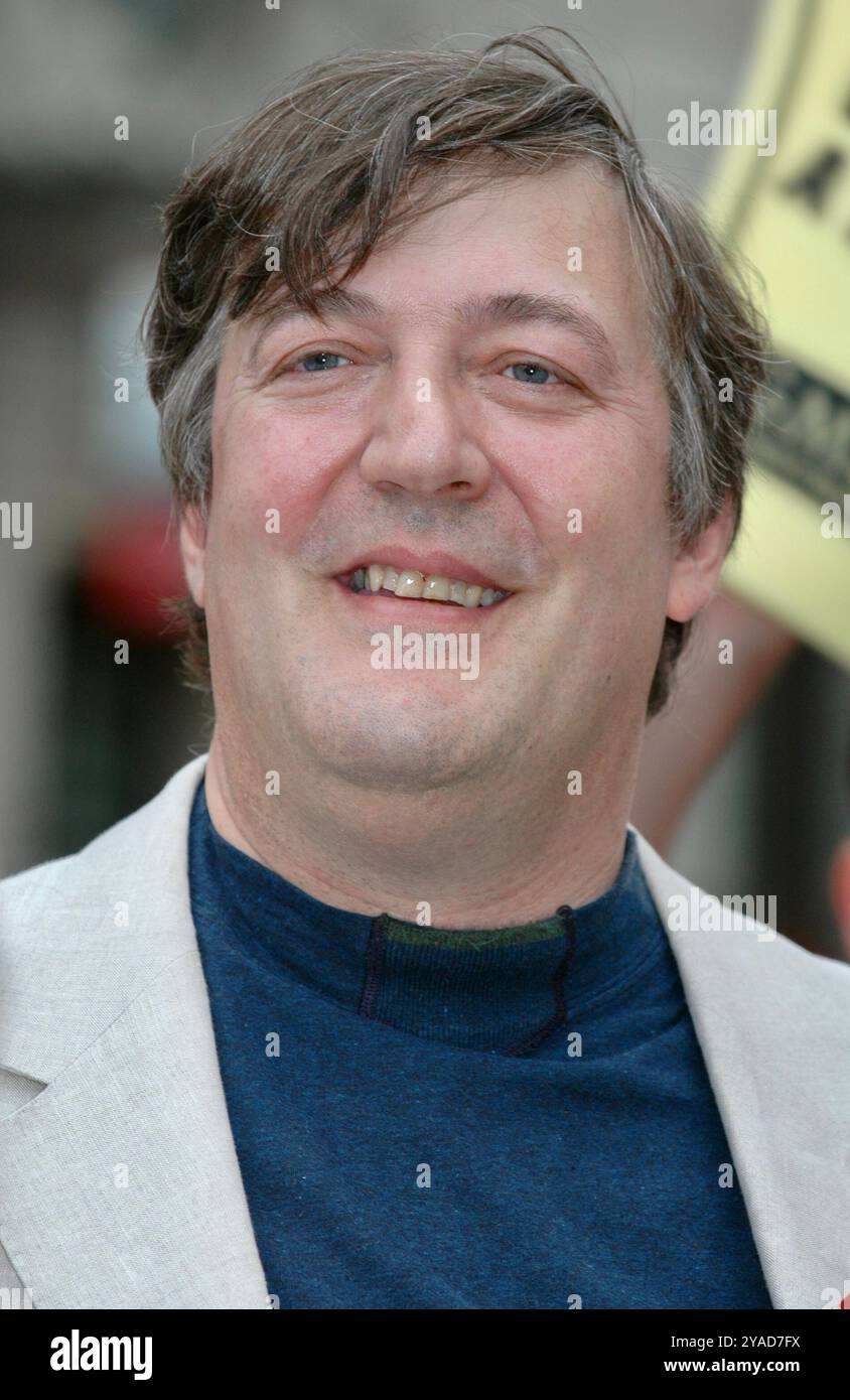 Stephen fry actor hi-res stock photography and images - Alamy