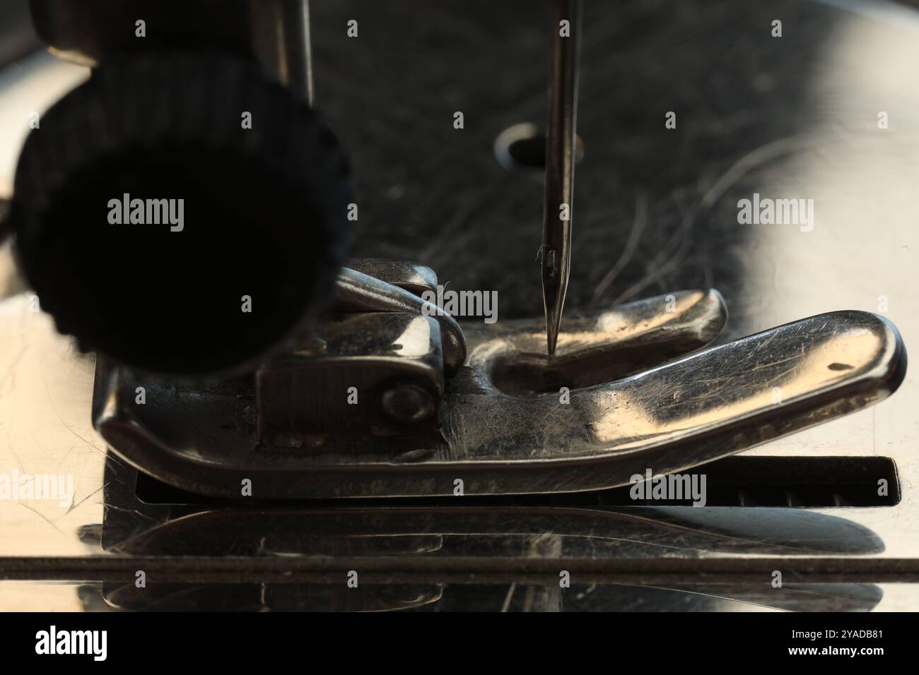 Metal sewing machine hi-res stock photography and images - Alamy