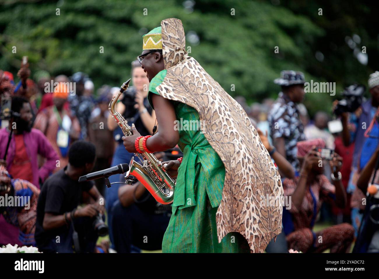 Igbo traditional attire nigeria hi-res stock photography and images - Alamy