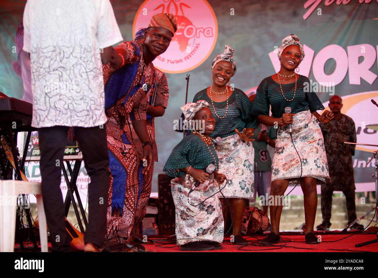 Igbo traditional attire nigeria hi-res stock photography and images - Alamy