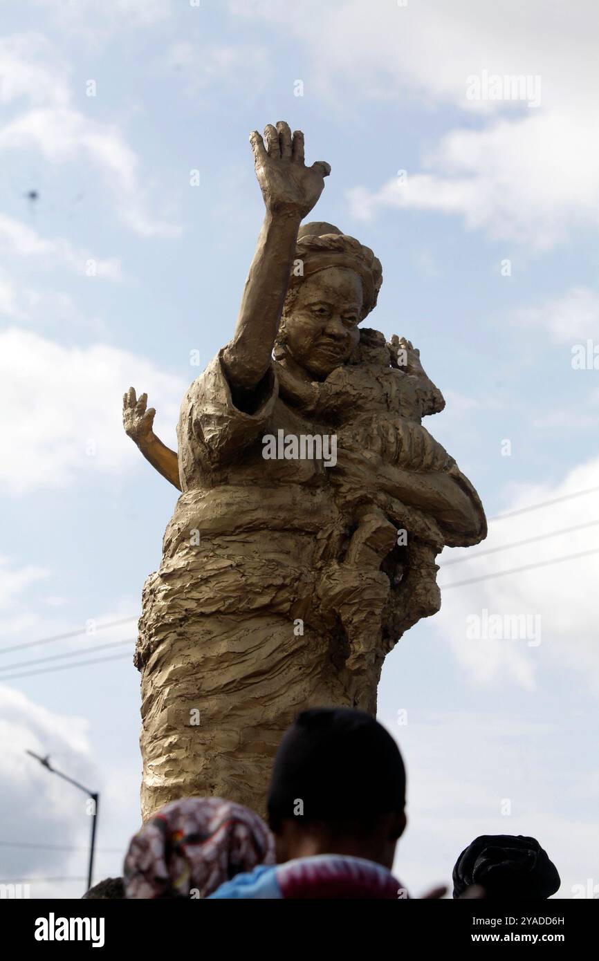 Igbo Ora, Nigeria. 12th Oct, 2024. A newly unveiled statue of a woman ...