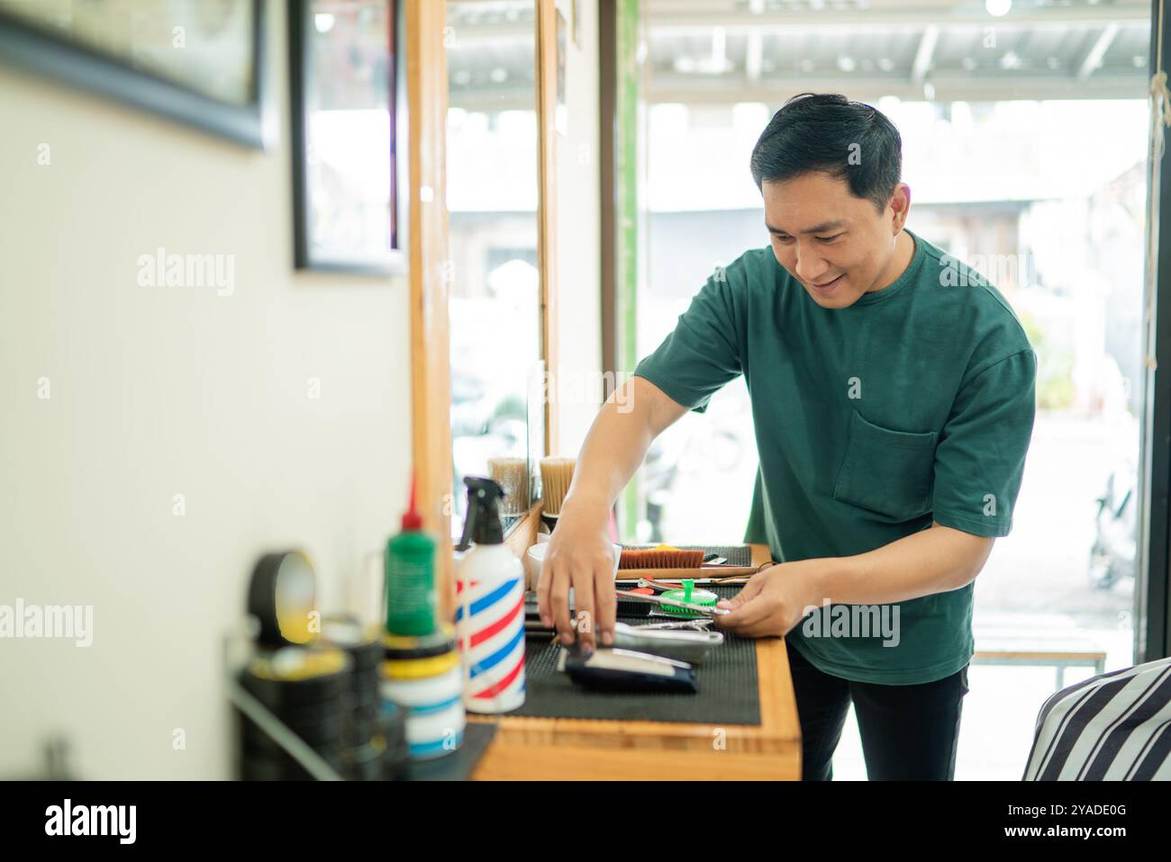 Inside busy barber shop hi-res stock photography and images - Alamy