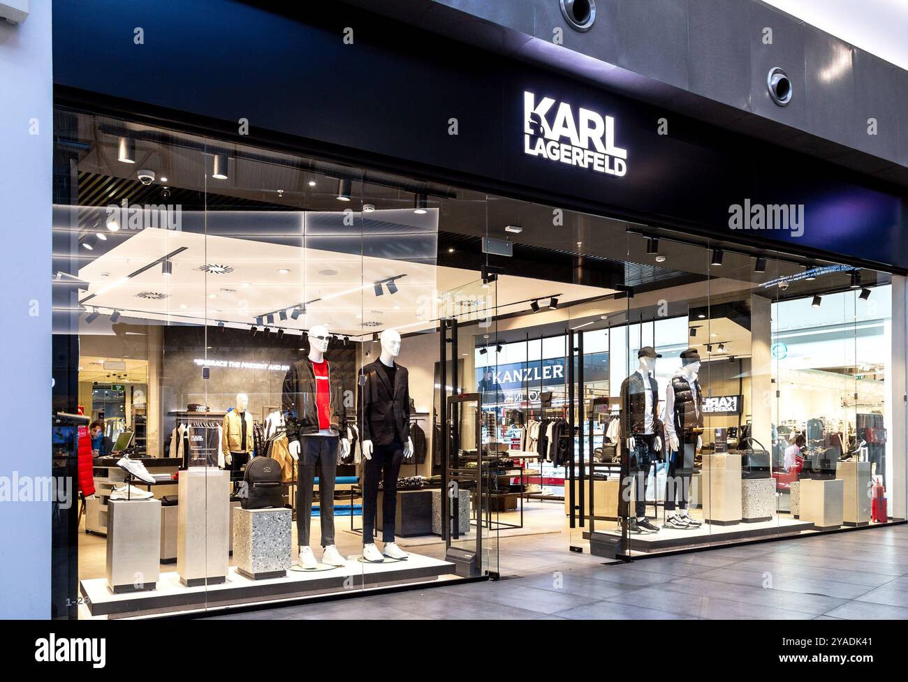 Karl lagerfeld chanel logo hi-res stock photography and images - Alamy