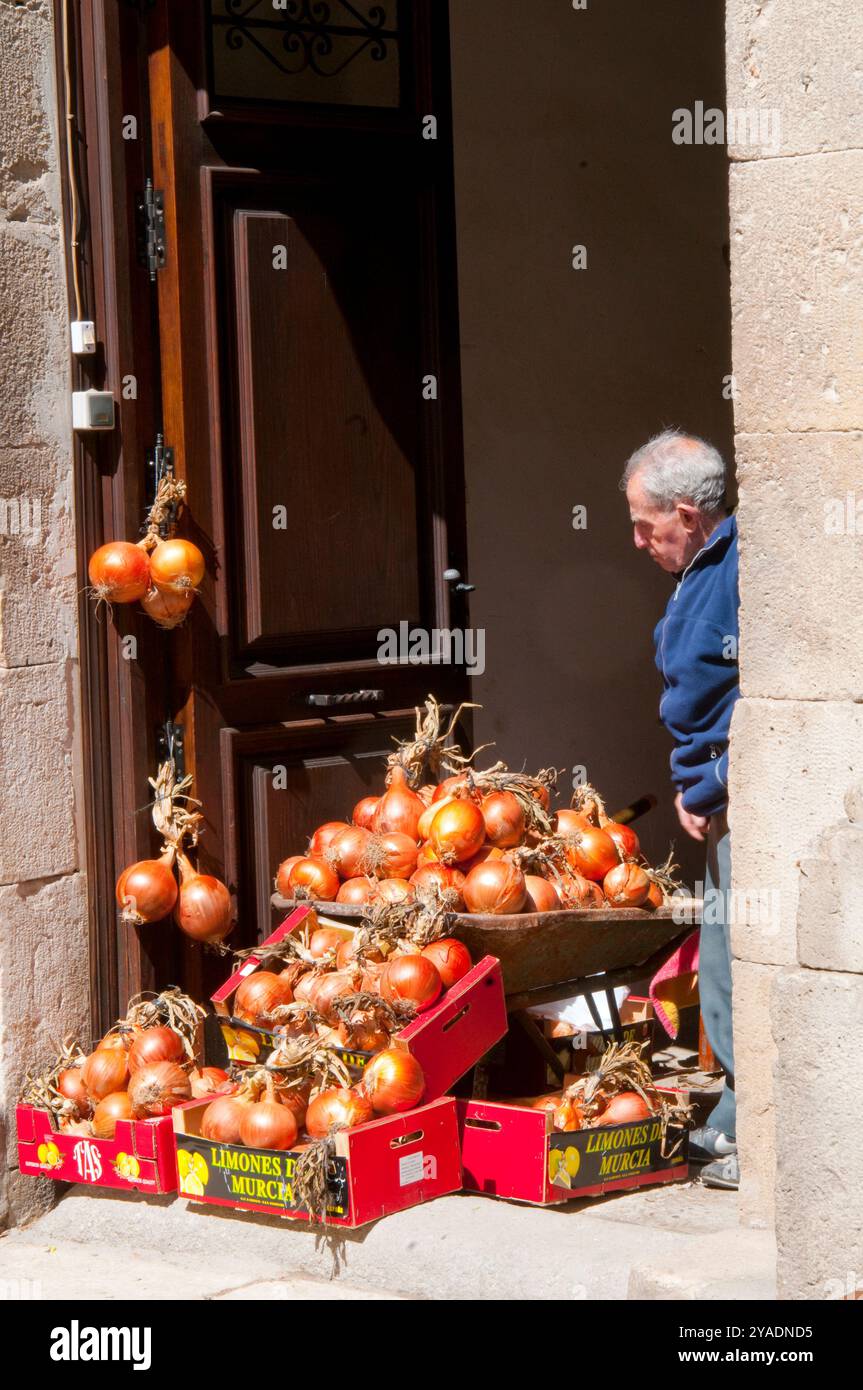 Man selling onions. Plaza Mayor, Chinchon, Madrid province, Spain Stock ...