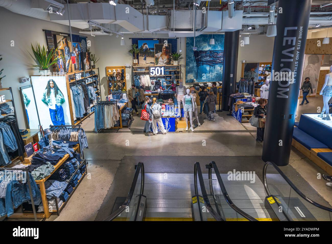 Apparel racks hi-res stock photography and images - Alamy