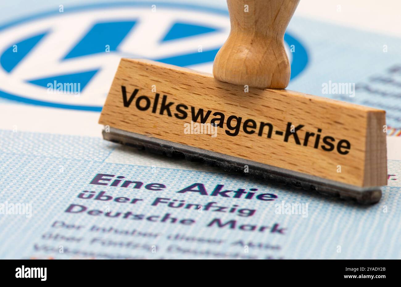 VW-Krise mit Gefahr der Werksschließung Ein Holzstempel ist beschriftet ...