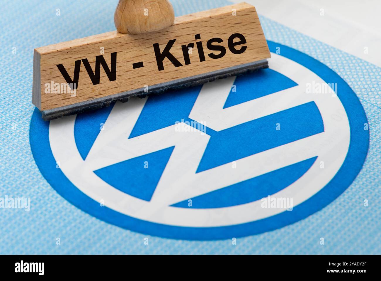 VW-Krise mit Gefahr der Werksschließung Ein Holzstempel ist beschriftet ...