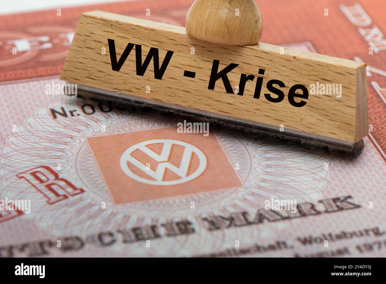VW-Krise mit Gefahr der Werksschließung Ein Holzstempel ist beschriftet ...