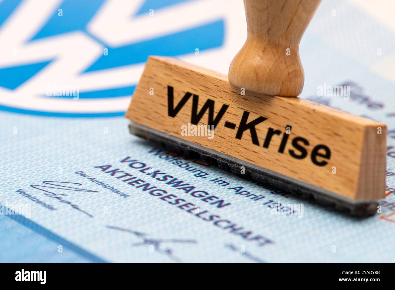 VW-Krise mit Gefahr der Werksschließung Ein Holzstempel ist beschriftet ...