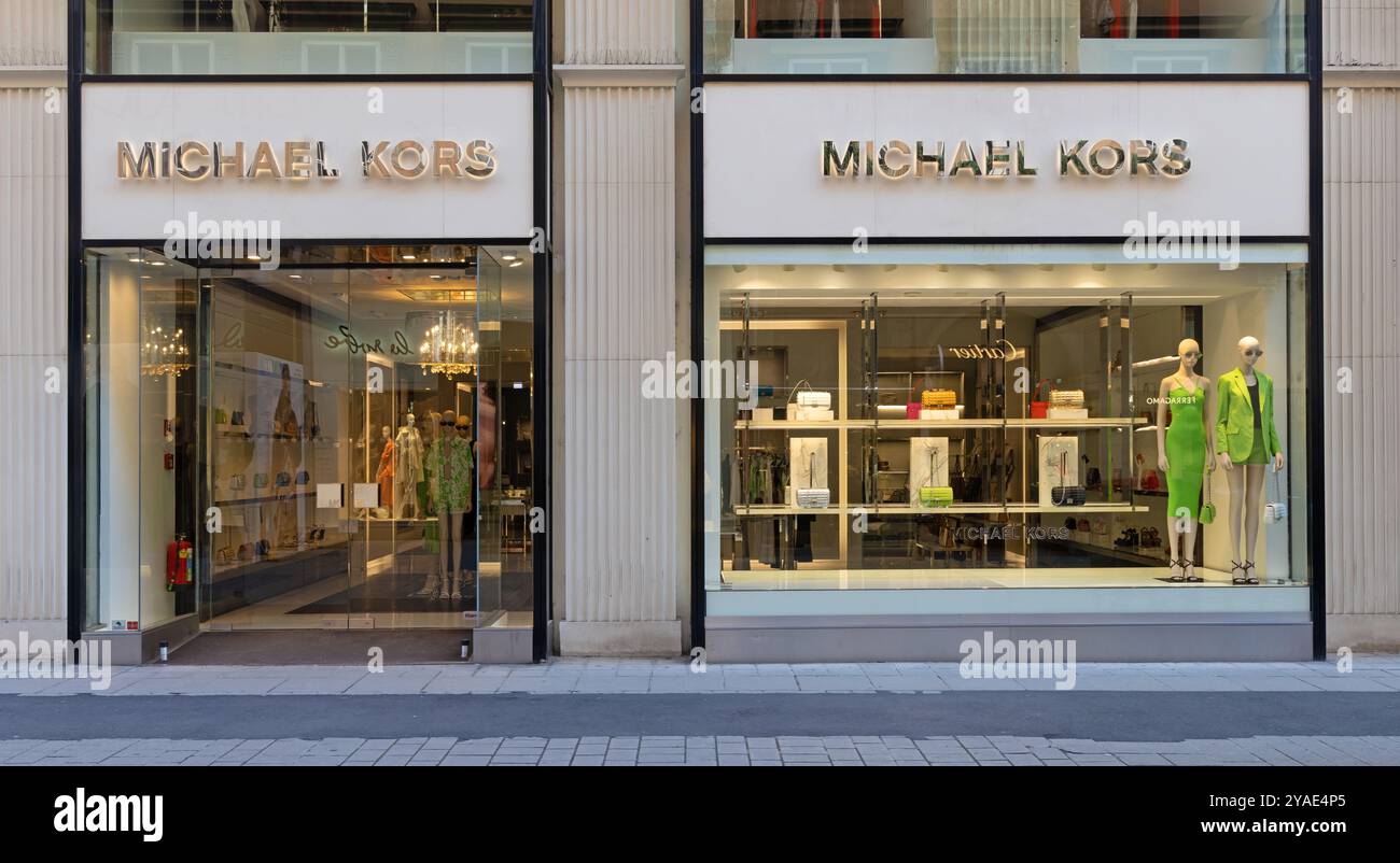 Shop windows and designer hi-res stock photography and images - Alamy