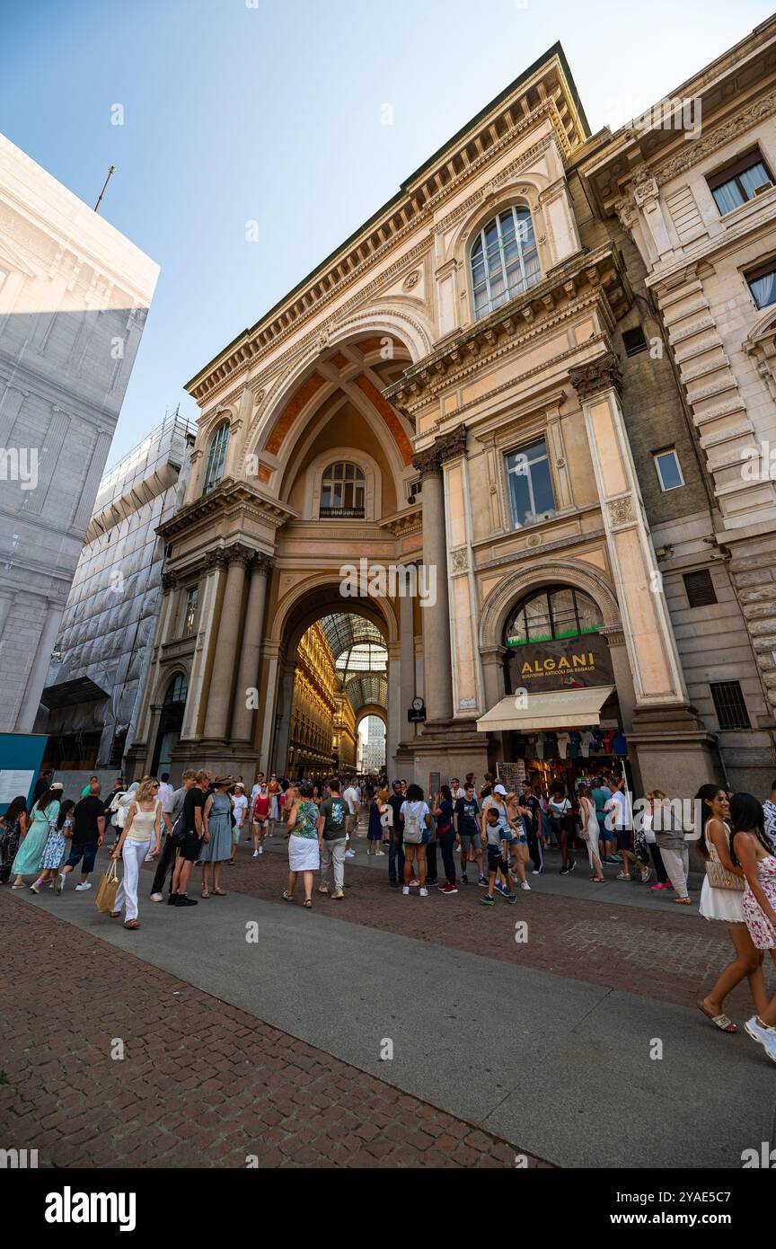 Piazza shopping centre entrance hi-res stock photography and images - Alamy