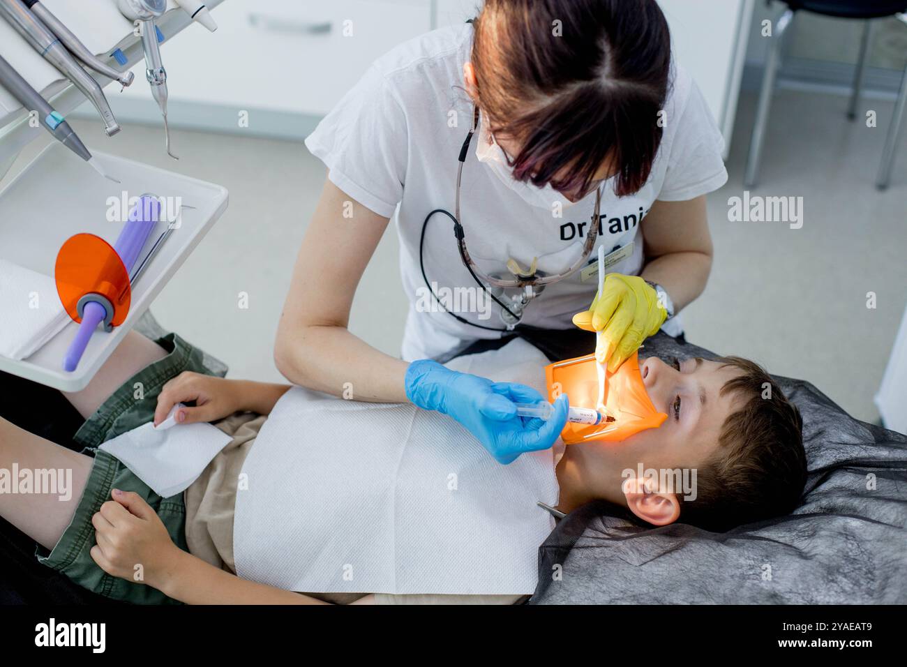 Dentist treats childs tooth hi-res stock photography and images - Alamy
