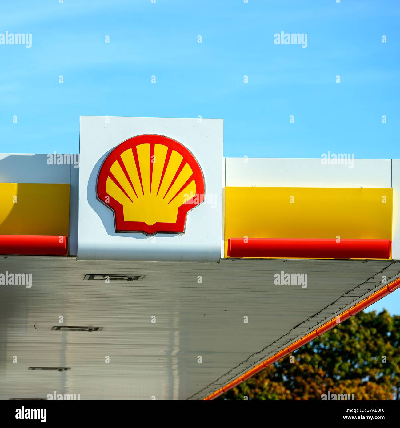 Prominent shell logo hi-res stock photography and images - Alamy