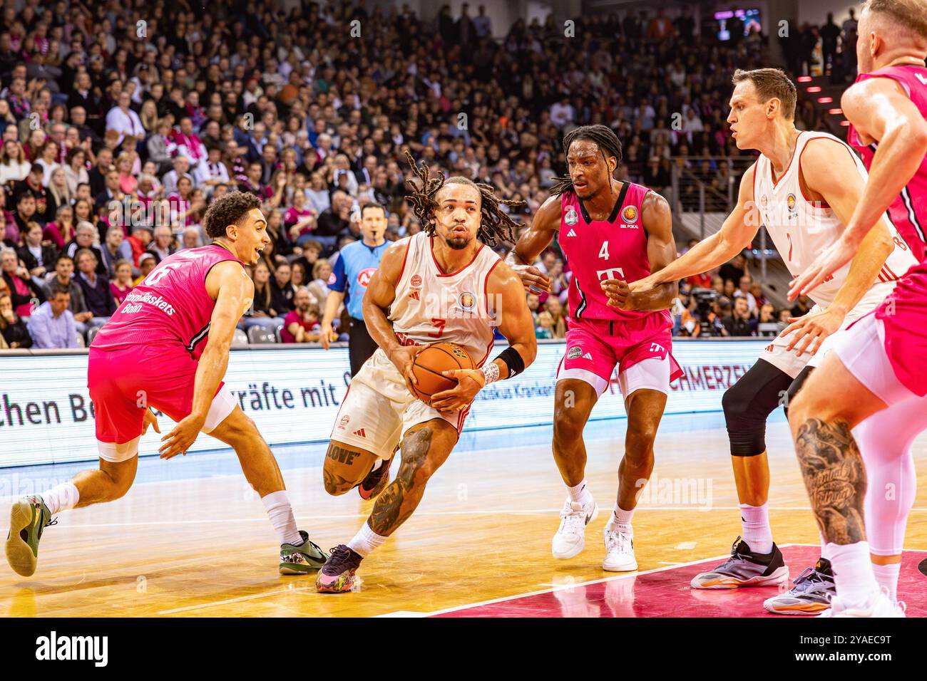 Carsen Edwards (FC Bayern Muenchen Basketball, #03), im Angriff gegen ...
