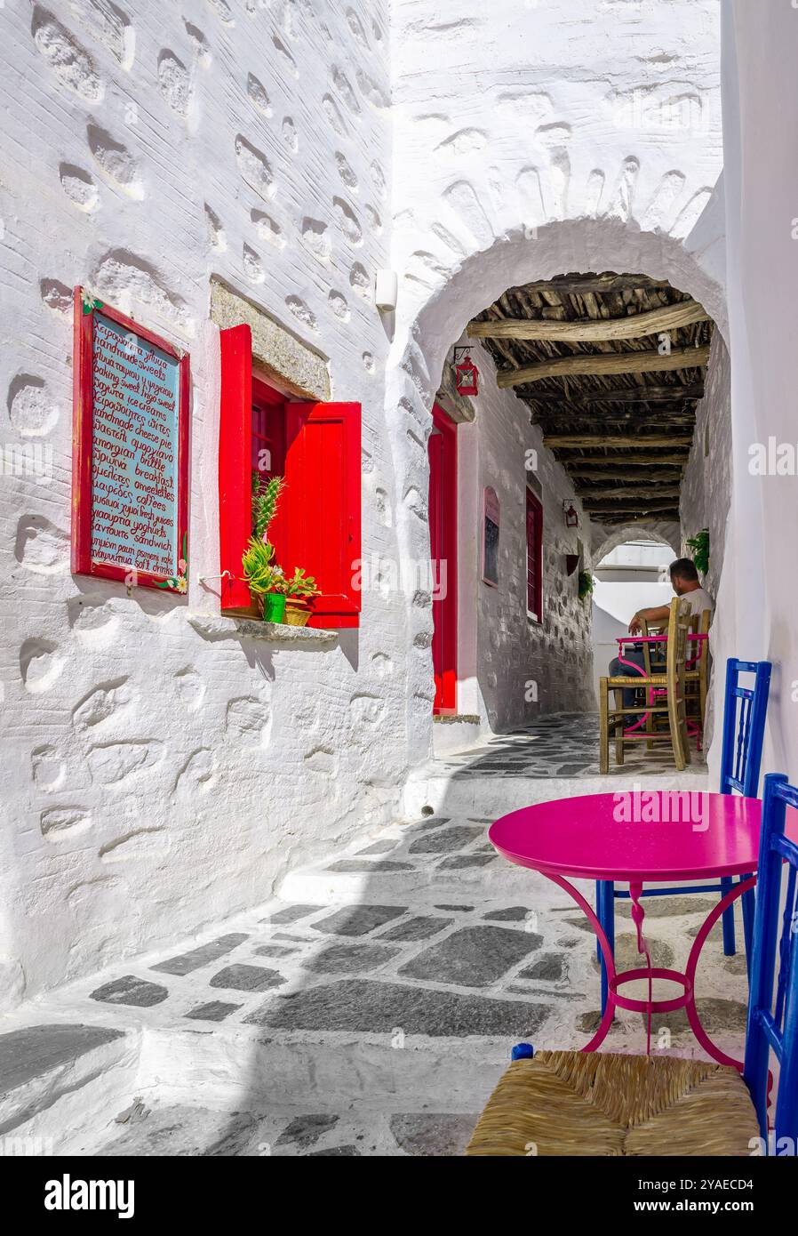 Cobblestone alley whitewashed buildings hi-res stock photography and ...