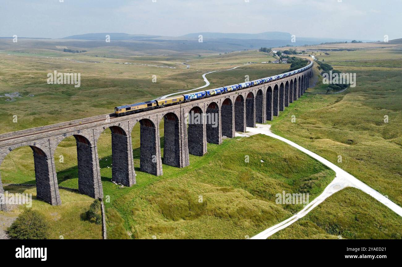 Ribblehead viaduct steam train hi-res stock photography and images - Alamy