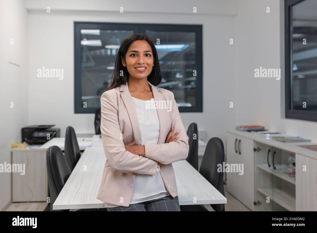 Office indian woman portrait hi-res stock photography and images - Alamy