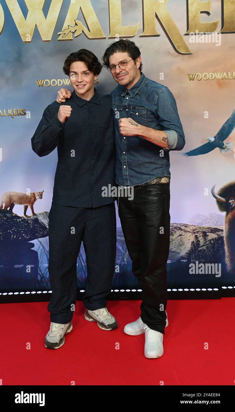 Schauspieler Emile Cherif und Regisseur Damian John Harper, l-r, kommt ...