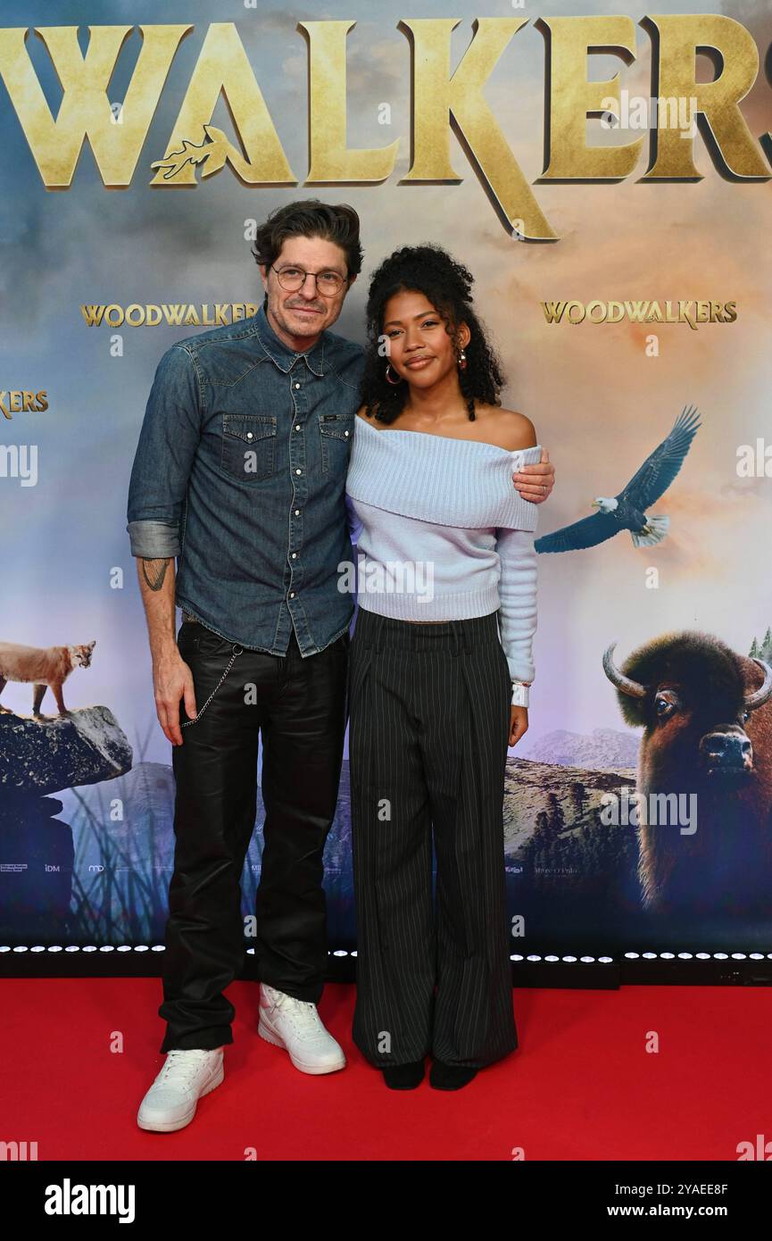 Regisseur Damian John Harper und Schauspielerin Sophie Lelente kommt zur Premiere des ...