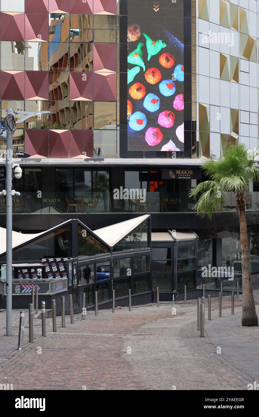 Glasfassade. Lichter. LED. Beleuchtung. Spiegel. Palme. Nachtleben ...