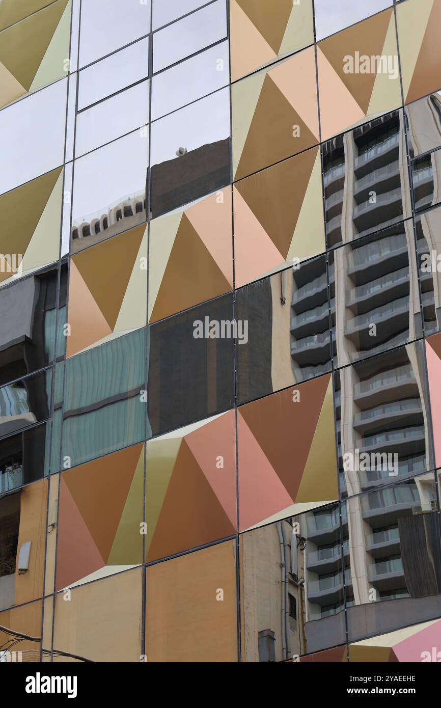 Fassade. gold. braun. rosa. Balkone. Spiegelung. facade. gold. brown ...