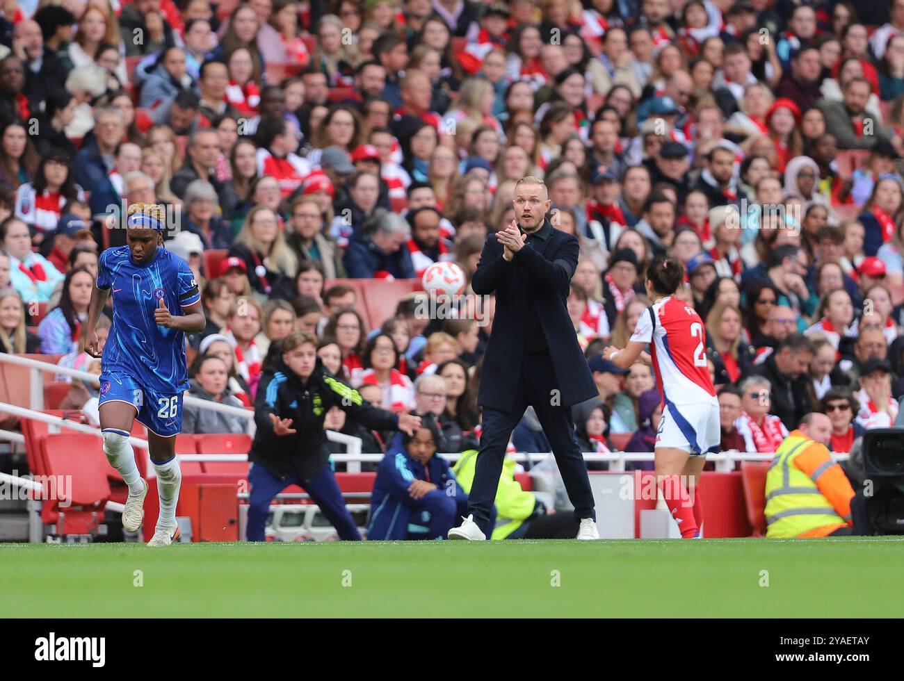 Under pressure arsenal manager hi-res stock photography and images - Alamy