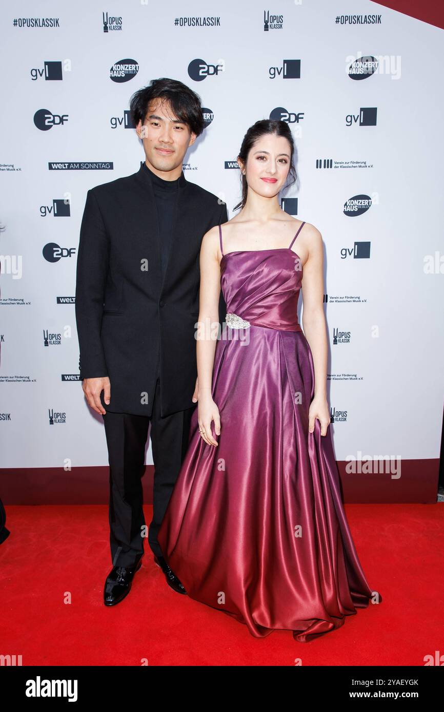 Award - Opus Klassik 2024 Bruce Liu und Maria Duenas Fernandez bei der ...