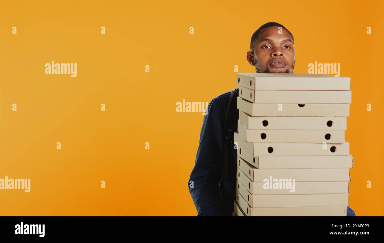 Deliveryman dropping pizza boxes hi-res stock photography and images ...