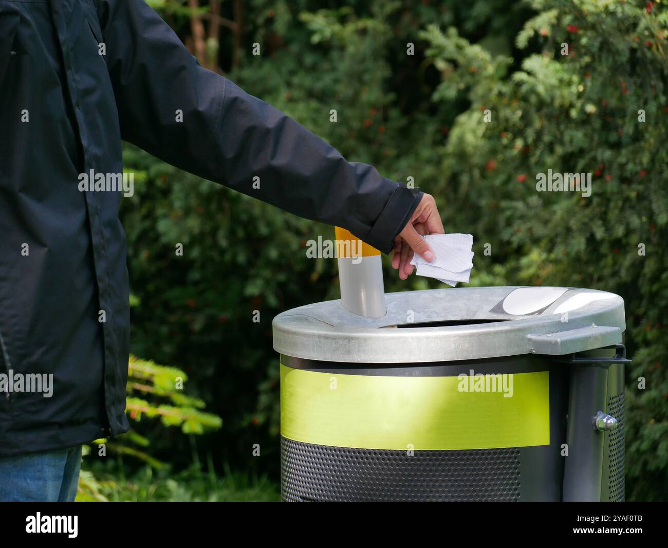 Man throws garbage street trash hi-res stock photography and images - Alamy