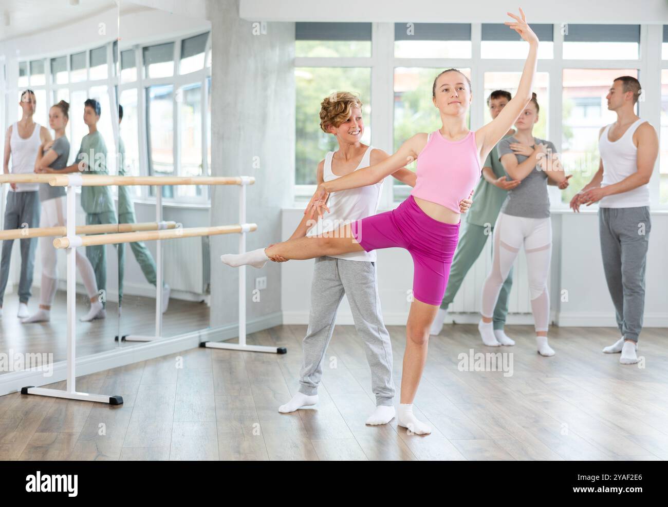 Students practicing ballet studio hi-res stock photography and images ...