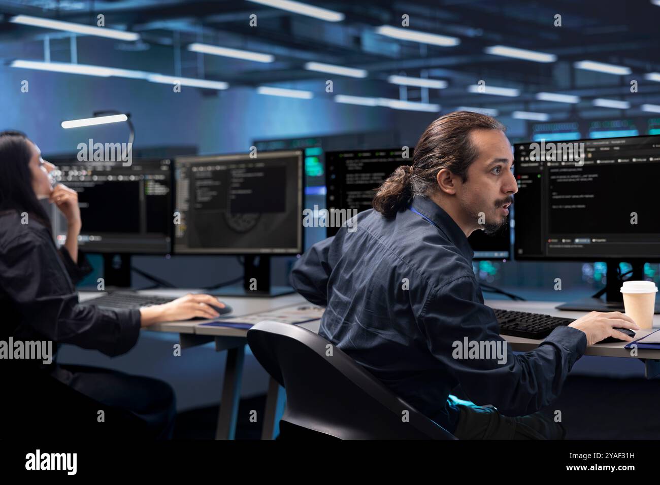 Expert running server hub hi-res stock photography and images - Alamy