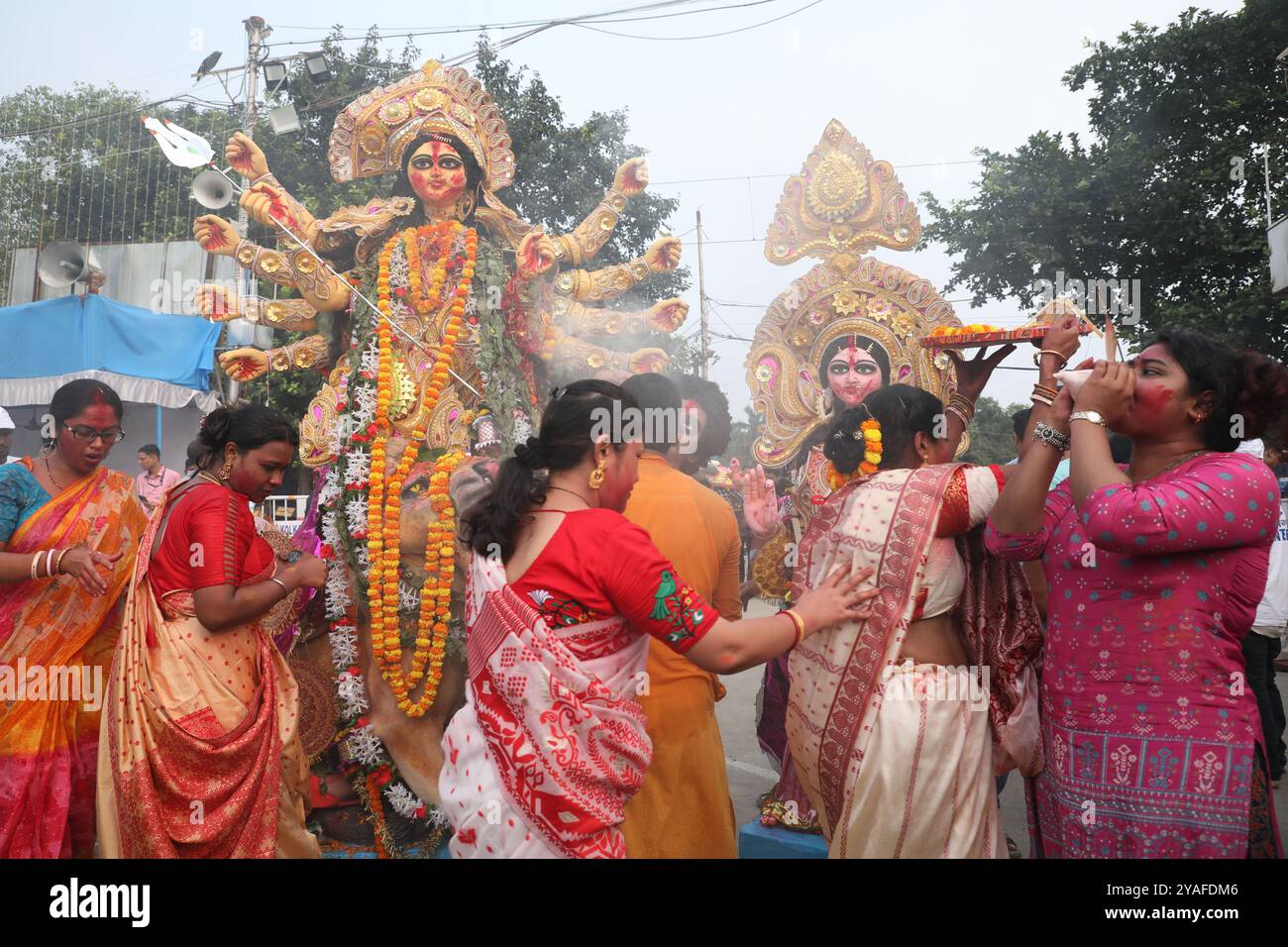 Kolkata, West Bengal, India. 13th Oct, 2024. Devotees worship before ...