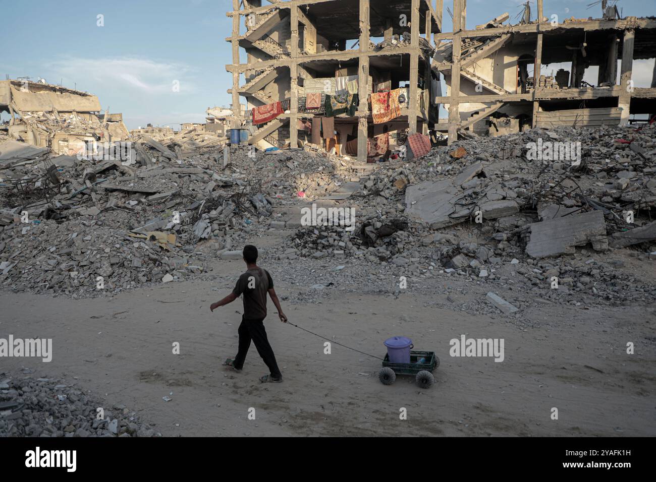 Palestinian walks hi-res stock photography and images - Alamy