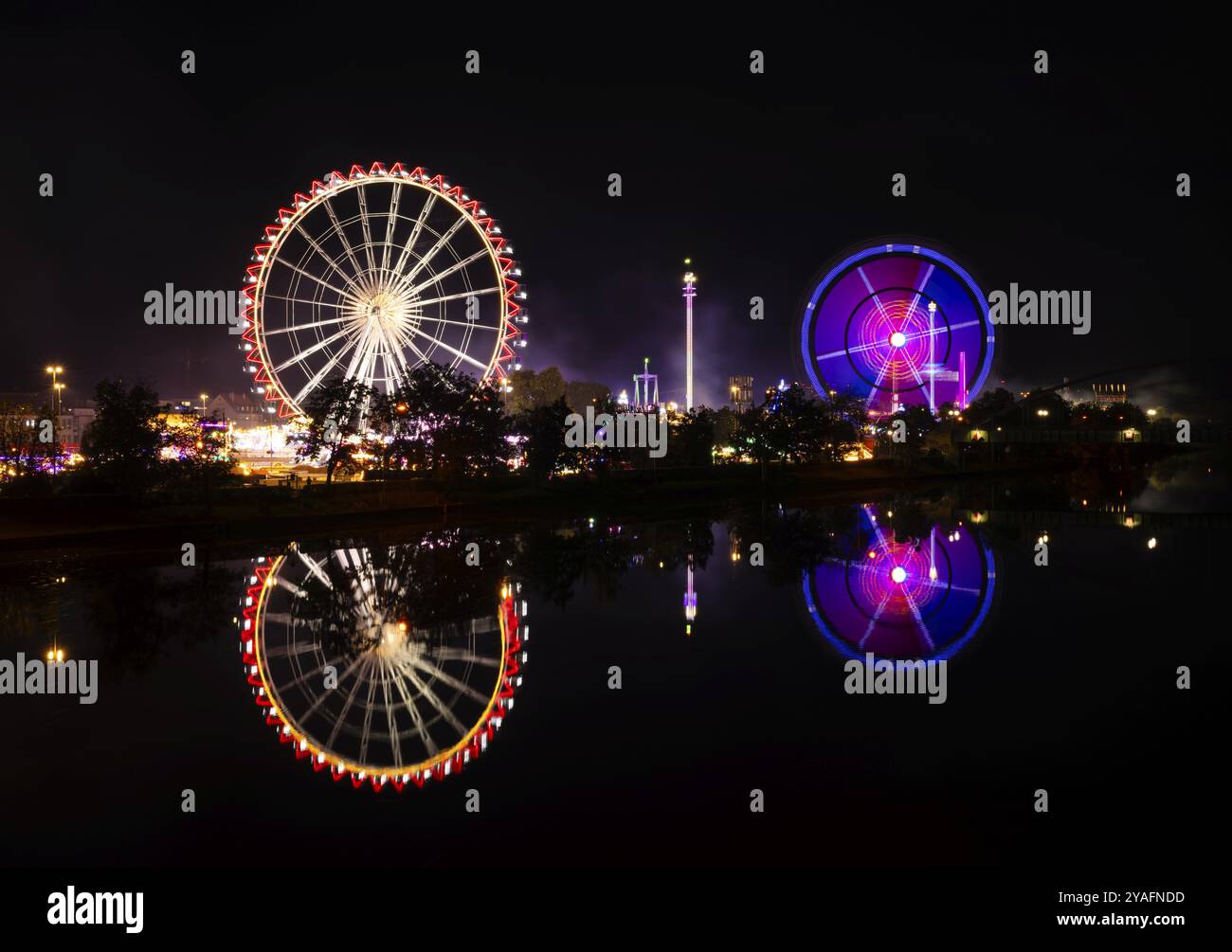 Night shot, overview, reflection in the river Neckar, Ferris wheel ...