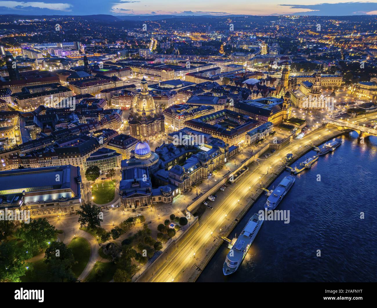 Historic old town centre on the Elbe with Bruehl's Terrace and motor ...