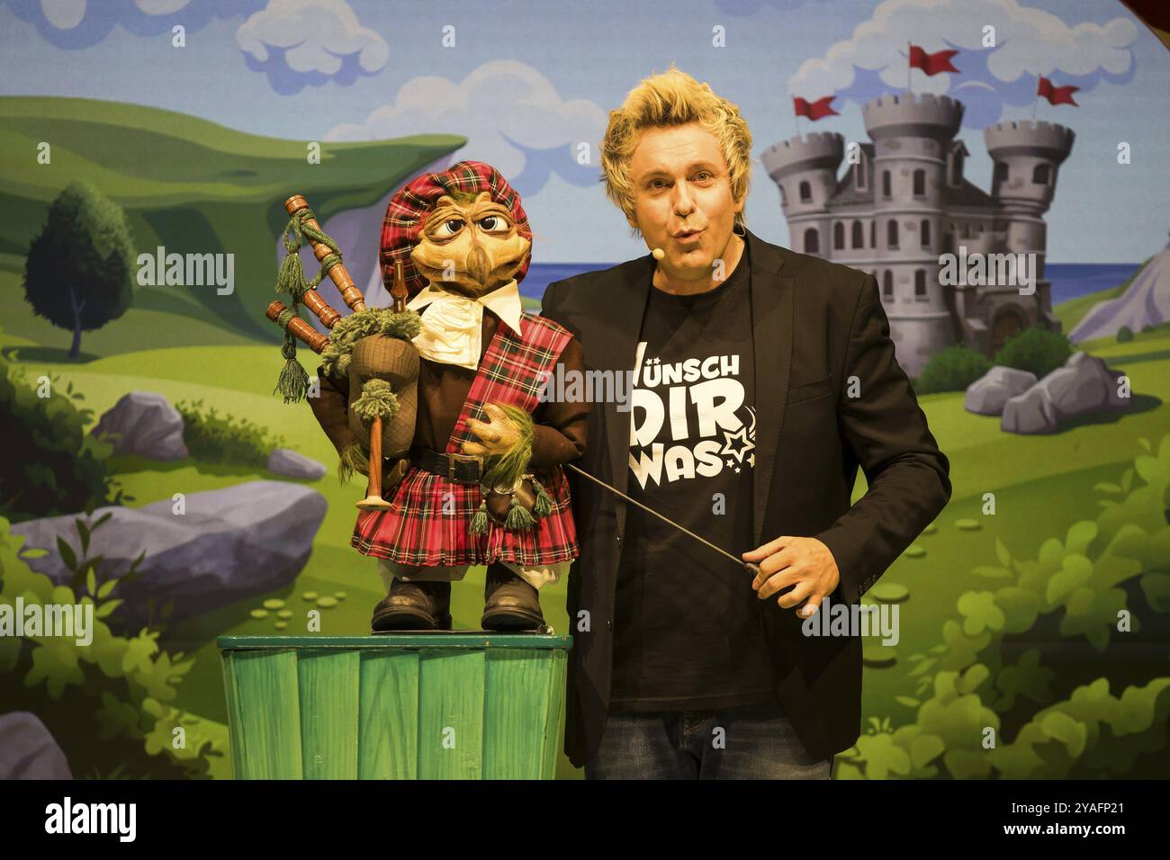 Sascha Grammel with hand puppet Frederic Freiherr von Furchensumpf live ...